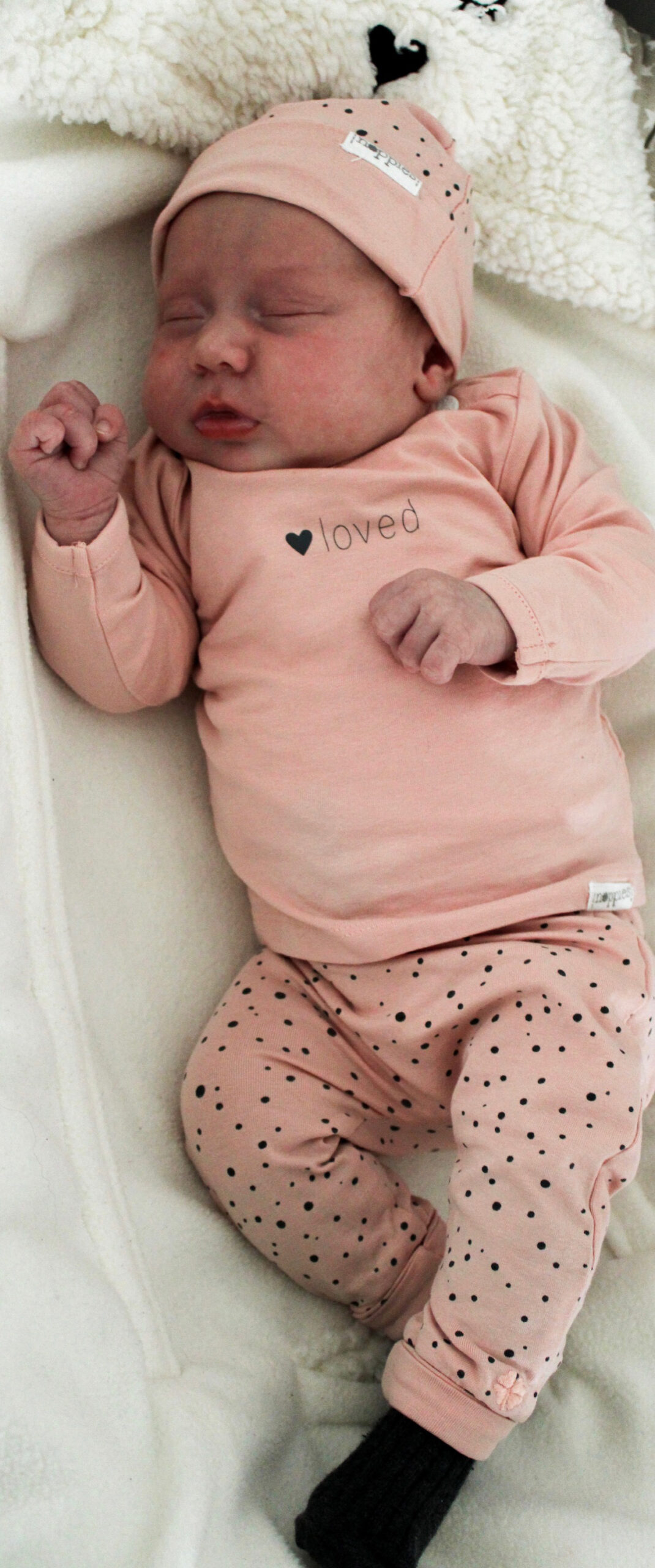 Pasgeboren baby Maé in een cute newborn kleding setje #lovedbynoppies ...